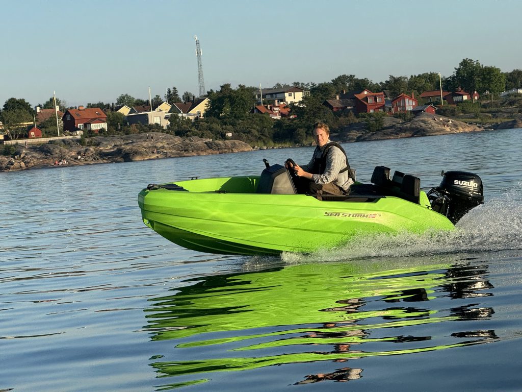 SeaStorm 12 HDPE Advantage - seastorm-boat.com