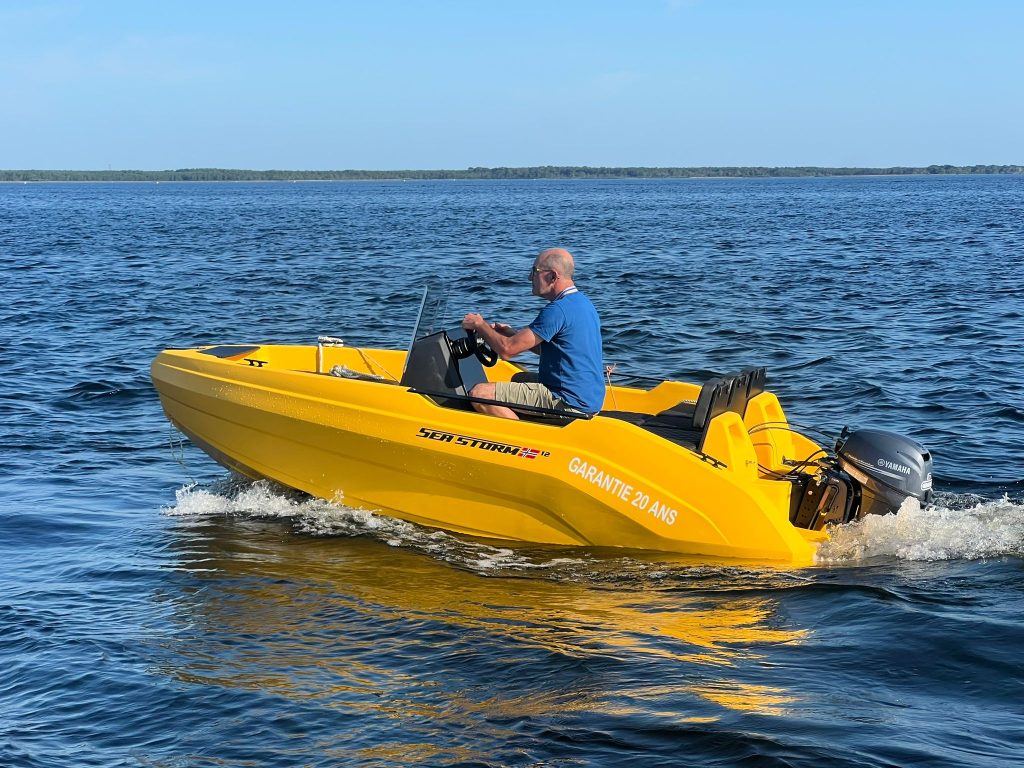SeaStorm 12 HDPE Advantage - seastorm-boat.com